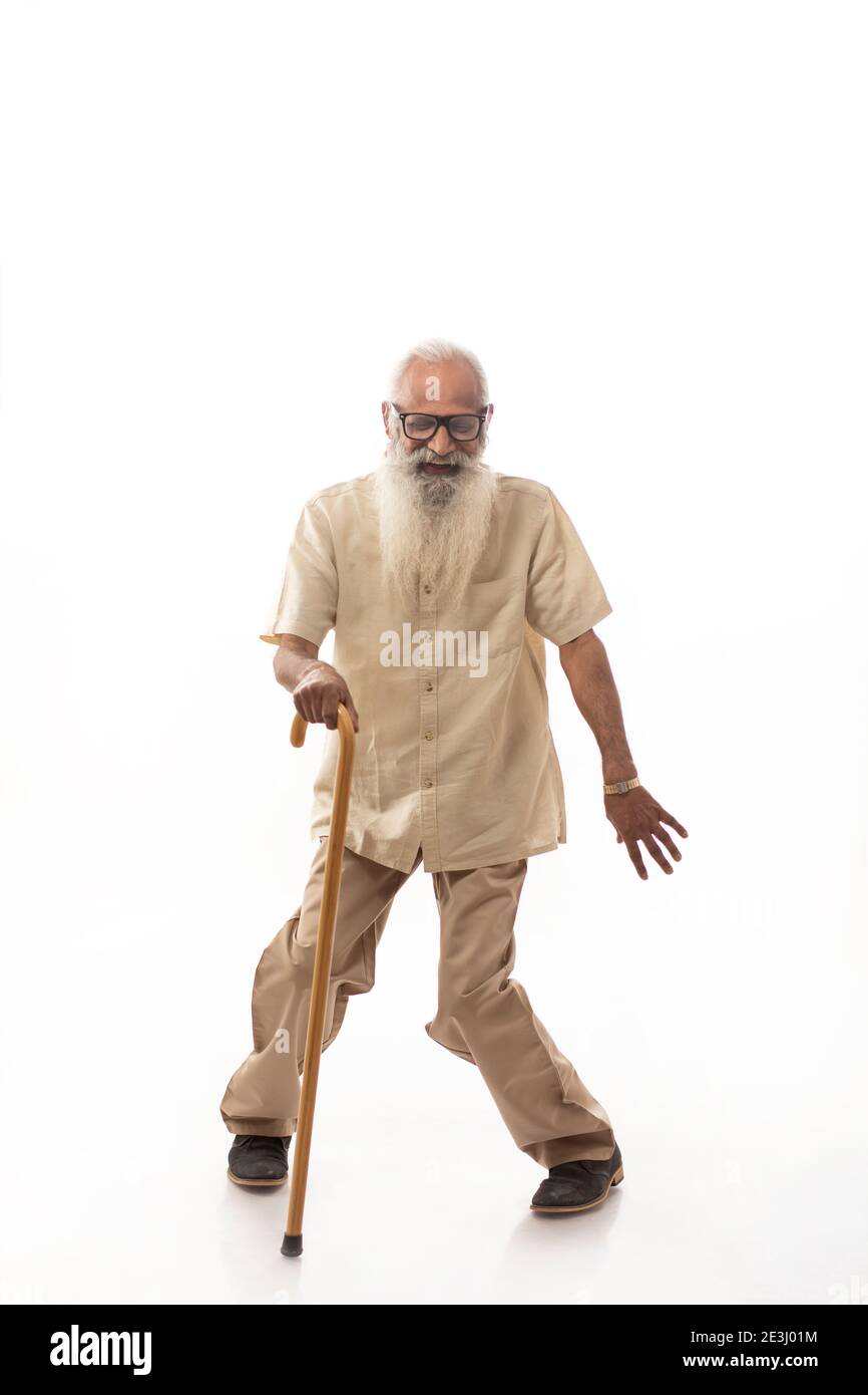Uomo che usa il bastone da passeggio immagini e fotografie stock ad ...