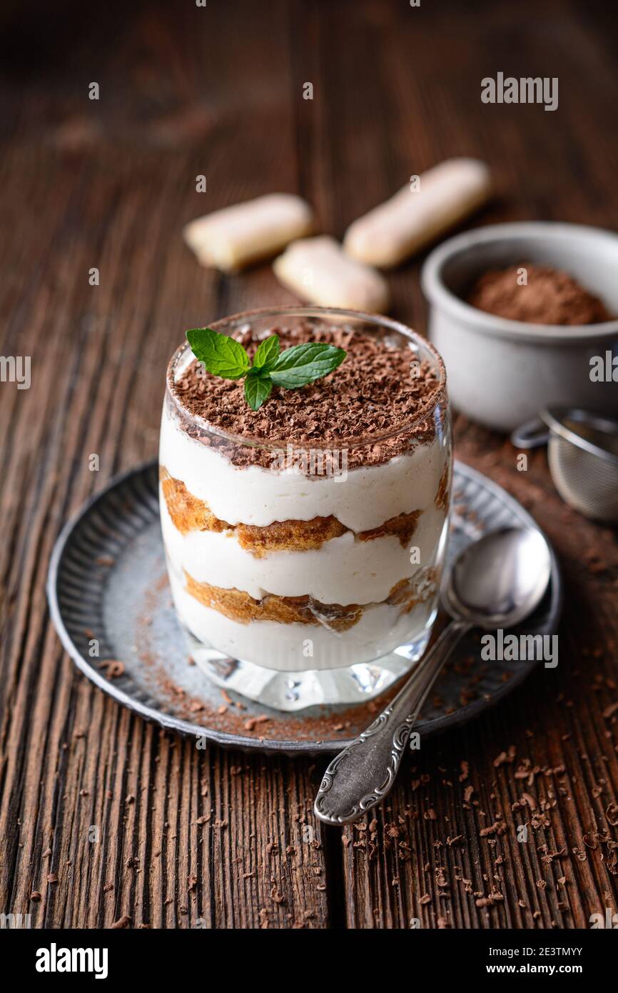 Dolce tipico italiano con cioccolato immagini e fotografie stock ad ...