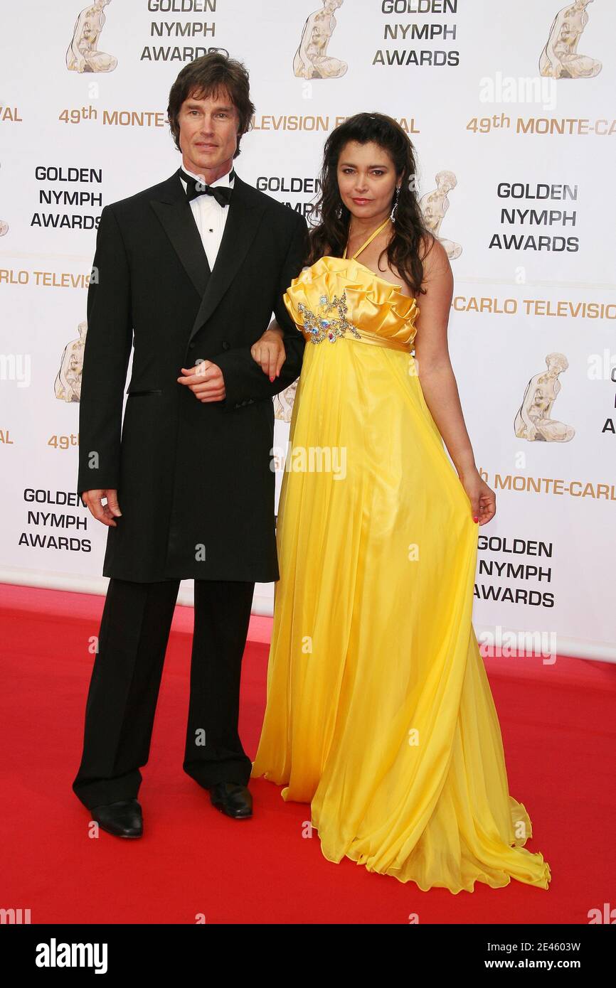 Ronn Moss e la sua fidanzata Devin DeVasquez arrivarono alla 49esima ...