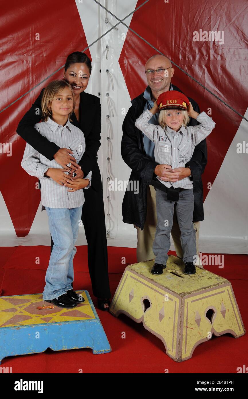 La cantante Phil Collins posa con la moglie Orianne Cevey e i suoi ...