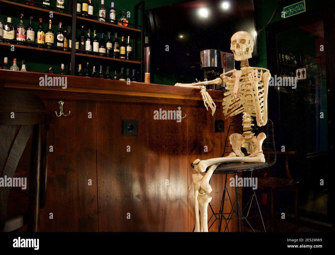 Aspettando al bar immagini e fotografie stock ad alta risoluzione - Alamy