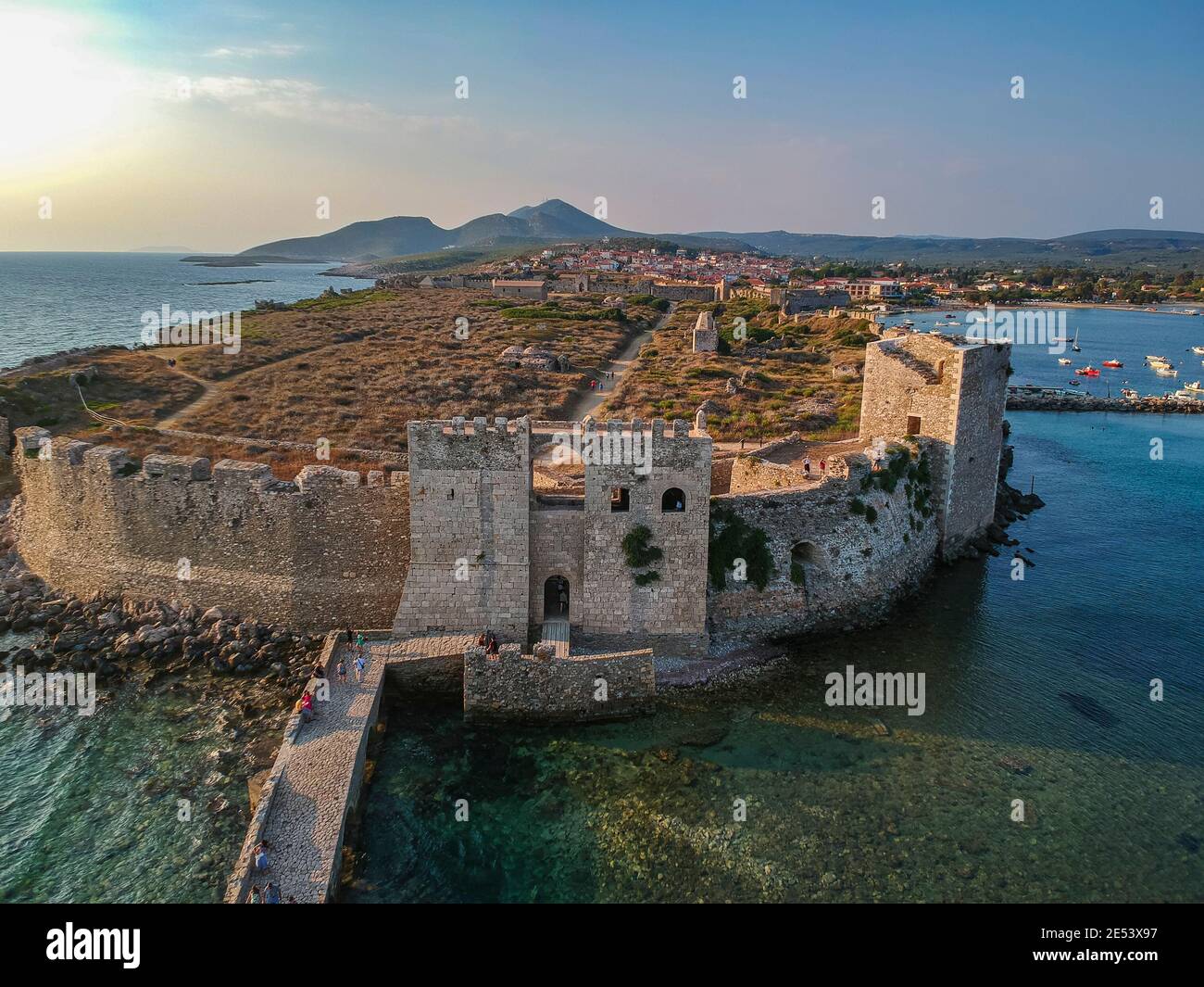 Vista aerea sul Castello di Methoni e sulla città fortificata. Il suo ...