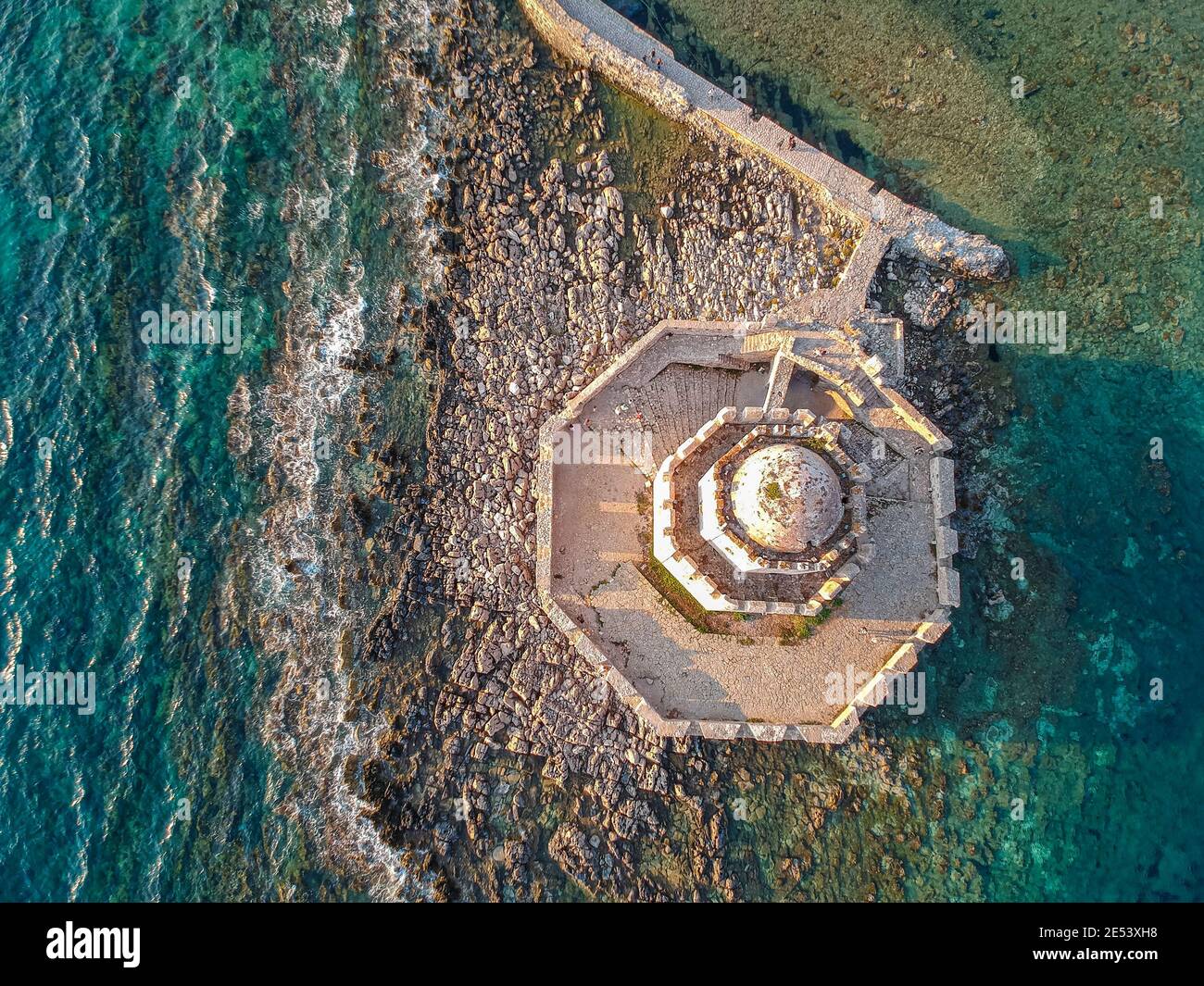 Vista aerea sul Castello di Methoni e sulla città fortificata. Il suo ...