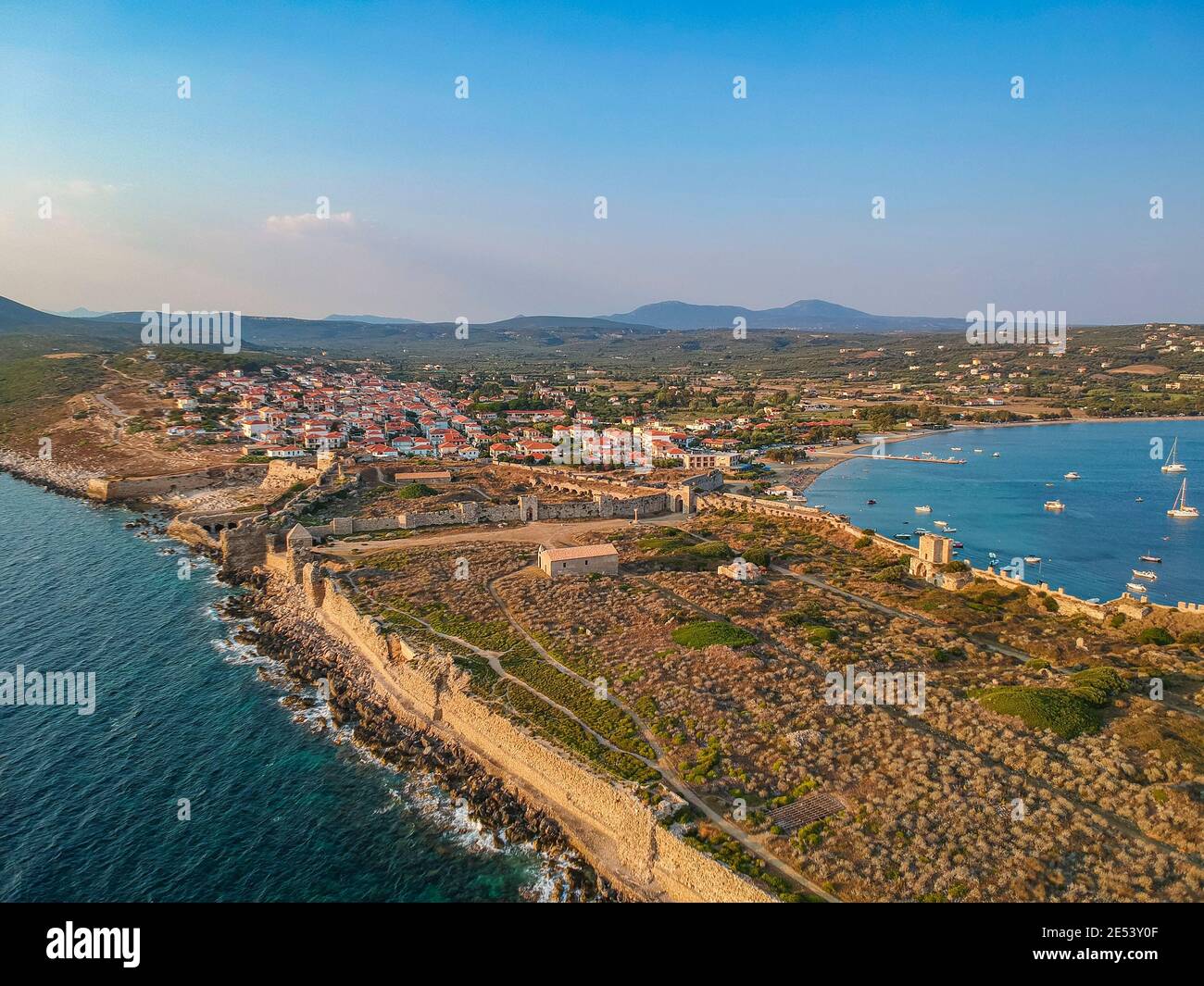 Vista aerea sul Castello di Methoni e sulla città fortificata. Il suo ...