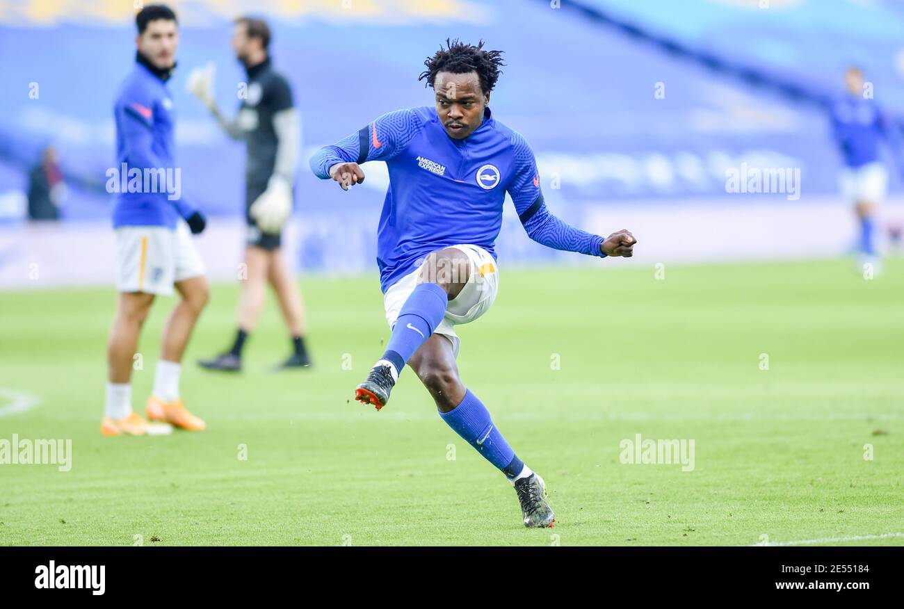 Percy Tau di Brighton si sta riscaldando durante la partita del quarto ...