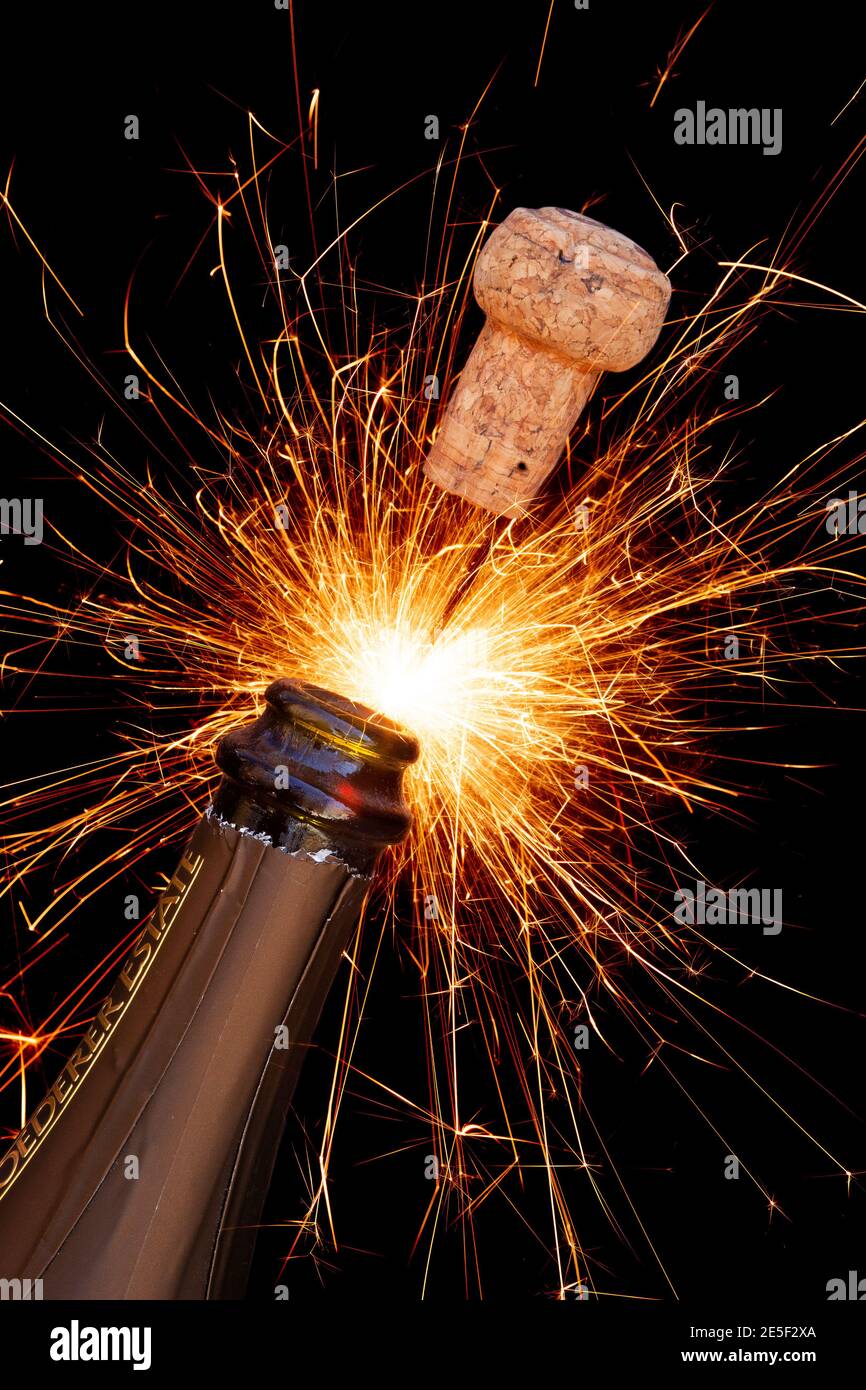 Popping cork open champagne bottle immagini e fotografie stock ad alta ...
