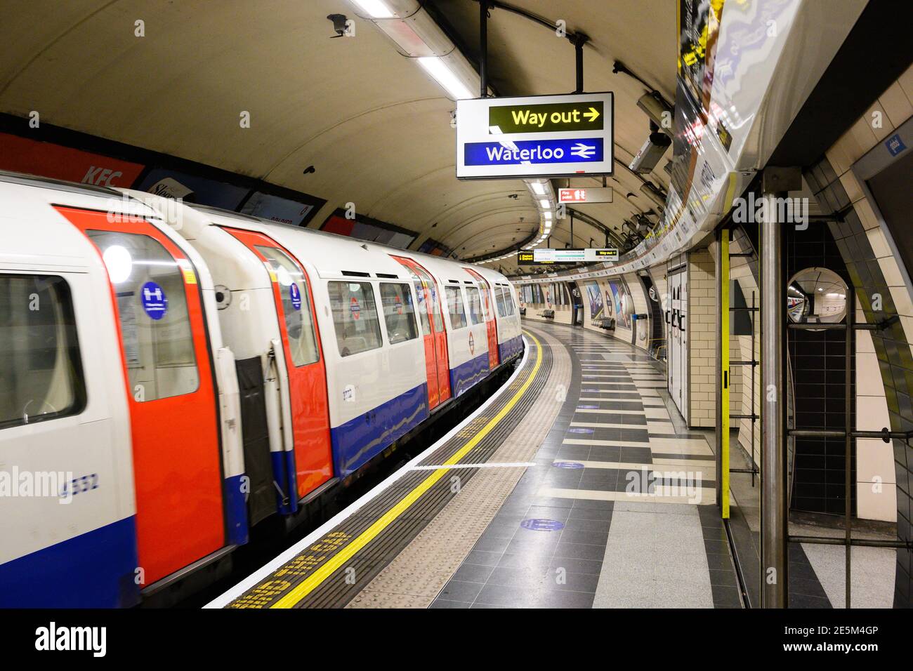 Stazione della metropolitana di waterloo tubo del treno immagini e ...