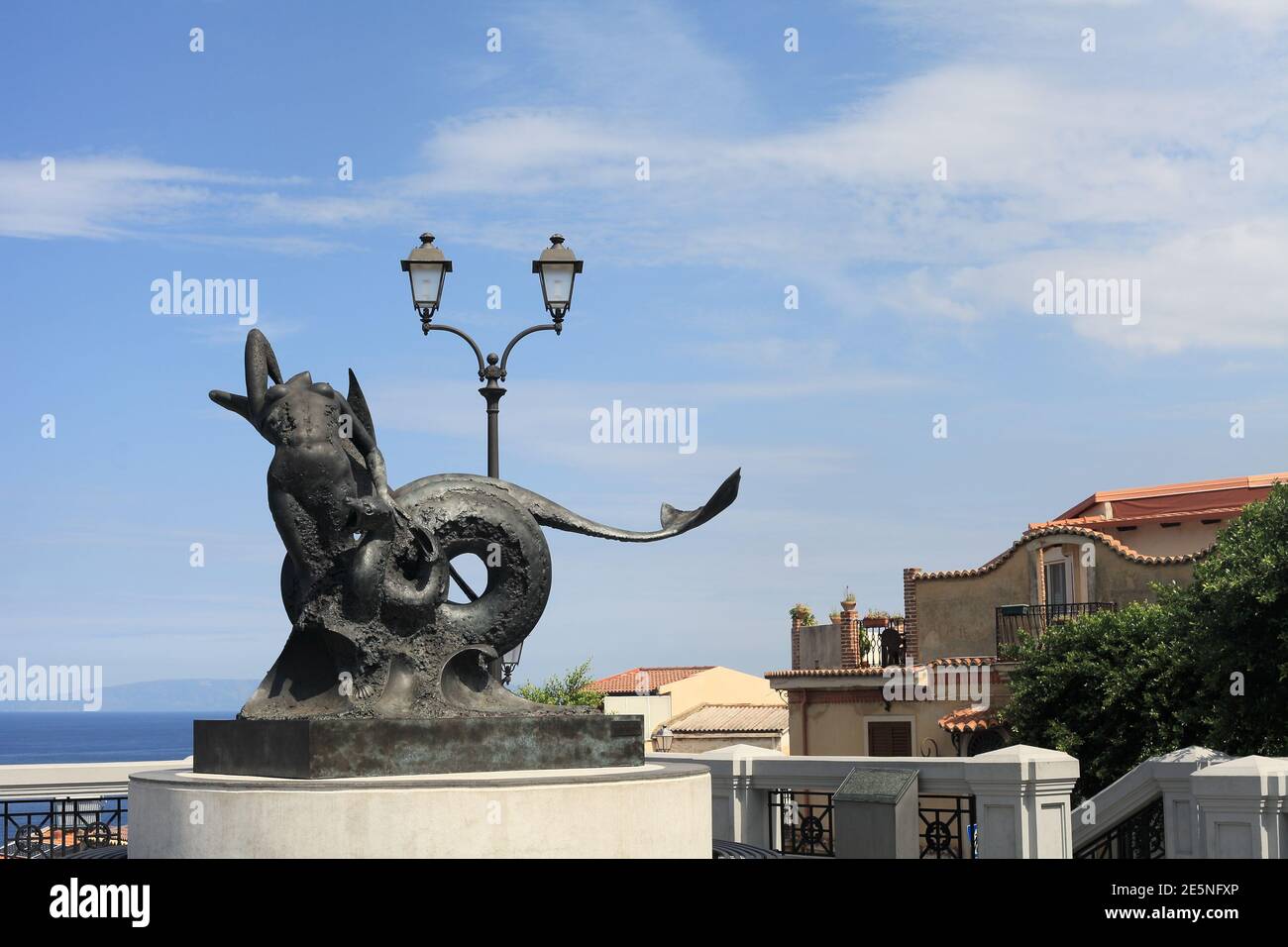 Statua della ninfa Scilla trasformata in mostro di mare dalla dea greca ...