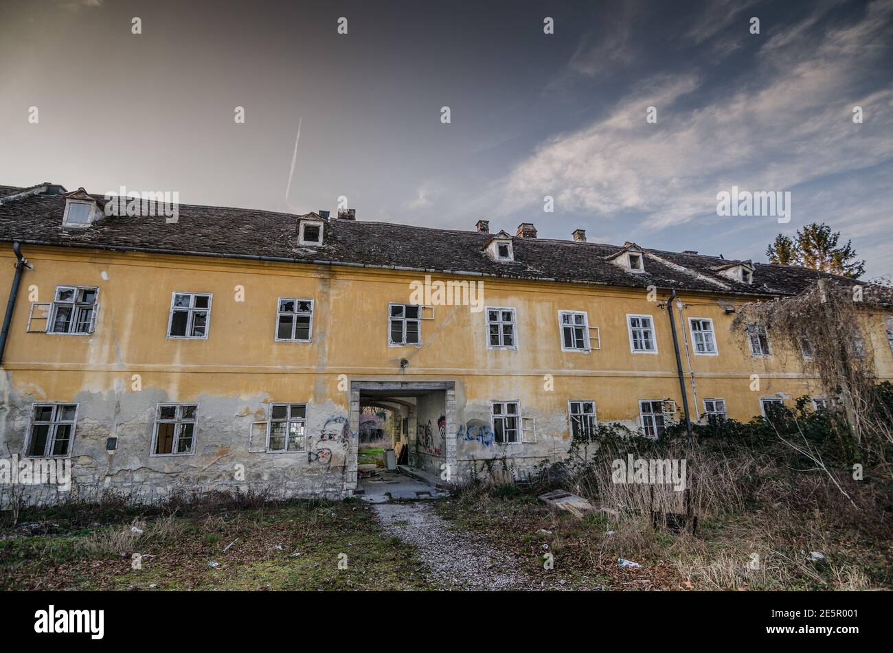 Villa gialla abbandonata immagini e fotografie stock ad alta ...