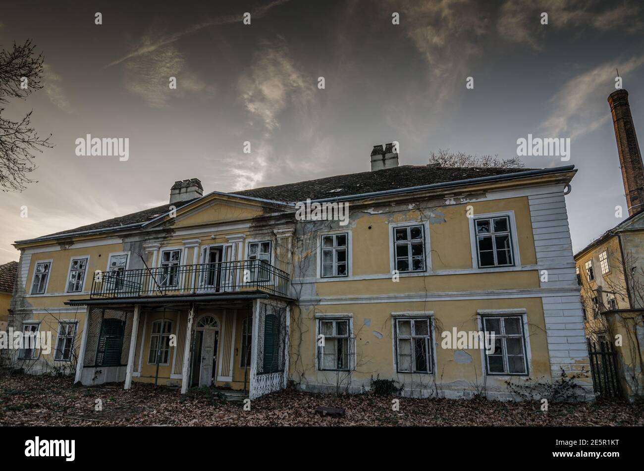 Villa gialla abbandonata immagini e fotografie stock ad alta ...