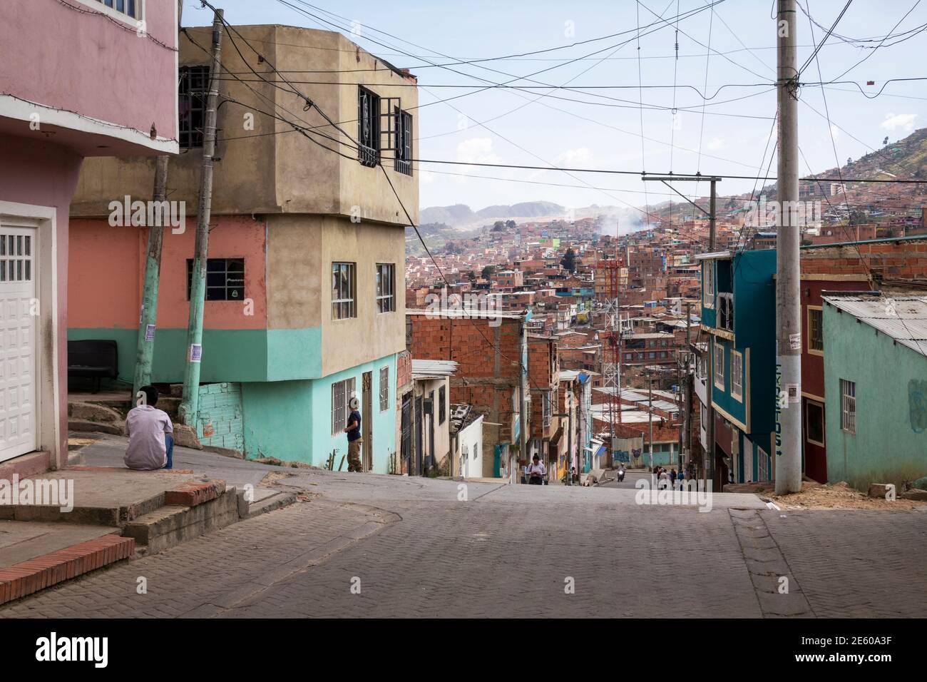 Bogotà, Colombia - 3 gennaio 2020: Comuna El Paraiso, una città povera ...