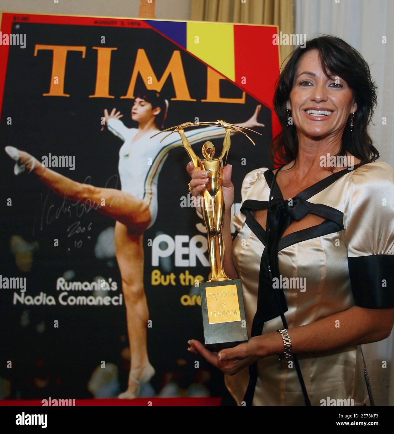 Nadia comaneci 1976 immagini e fotografie stock ad alta risoluzione - Alamy