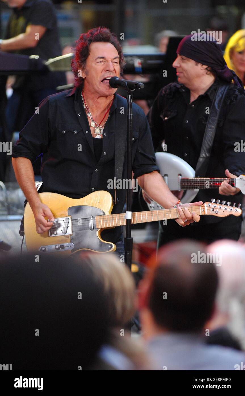 Il musicista Bruce Springsteen suona il "Today Show" della NBC al ...