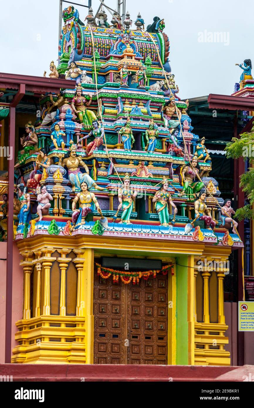 Una porta che conduce a Koneswaram Kovil (tempio) che espone vari dei ...