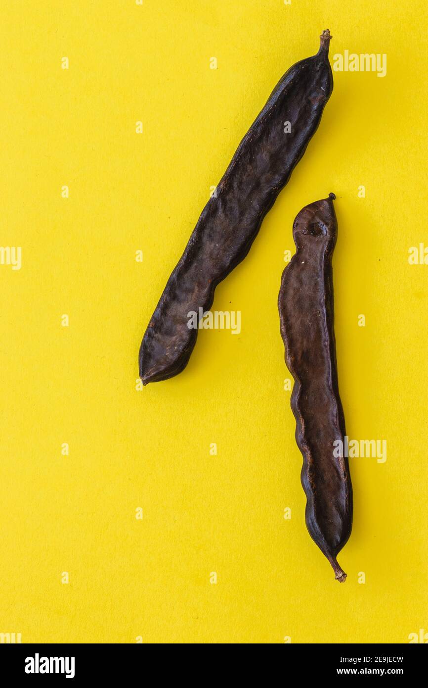 Frutti di carruba maturi immagini e fotografie stock ad alta ...