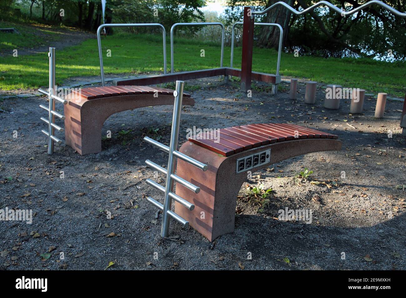 Palestra all'aperto in legno immagini e fotografie stock ad alta ...