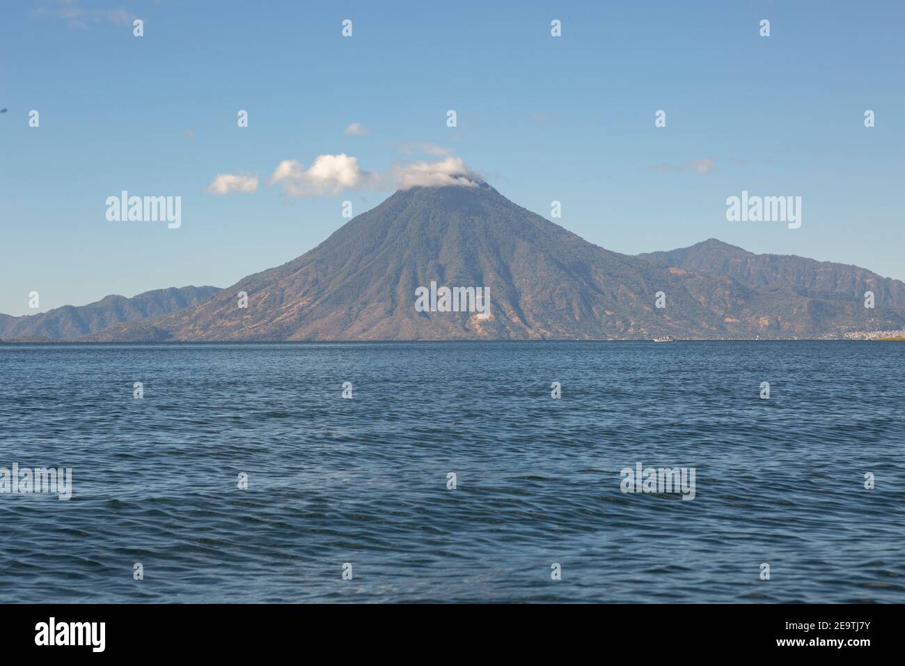 Der lago de atitlan in guatemala immagini e fotografie stock ad alta ...