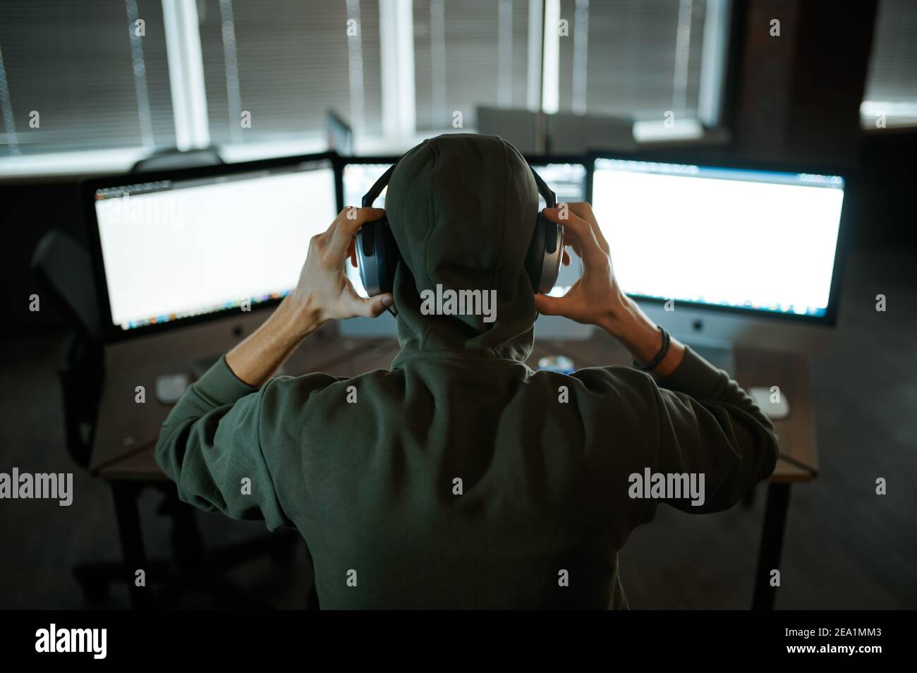 Hacker in cappuccio immagini e fotografie stock ad alta risoluzione - Alamy