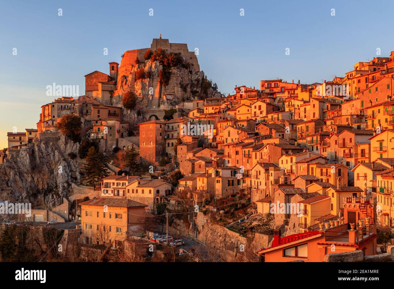Villaggio medievale arroccato immagini e fotografie stock ad alta risoluzione - Alamy