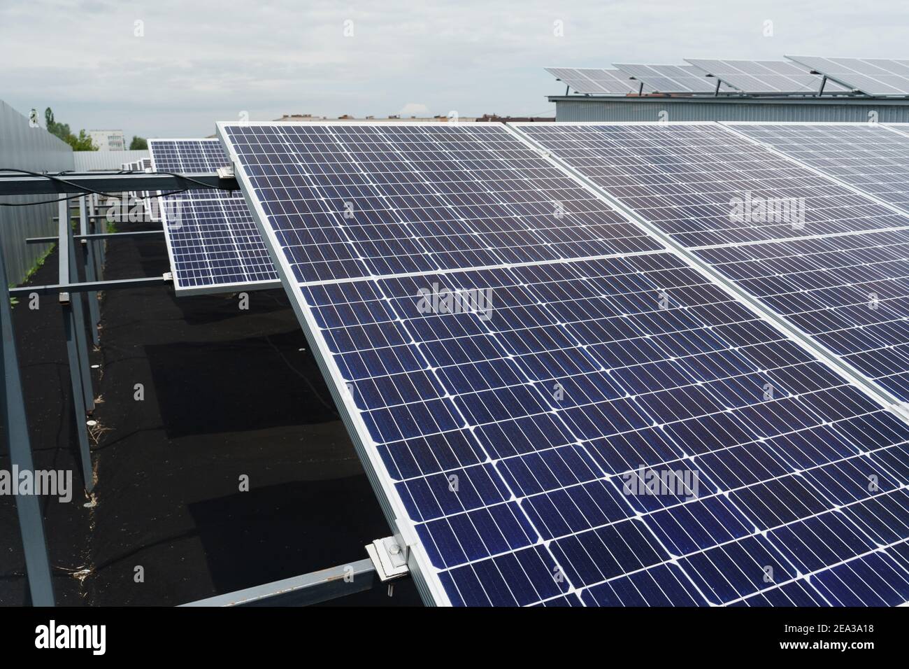 Pannelli solari a terra e sul tetto. Sostenibilità elettrica del ...