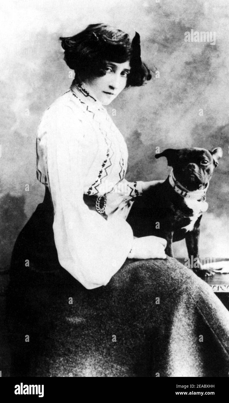 1895 ca. Parigi , Francia : la celebre scrittrice francese COLETTE ...