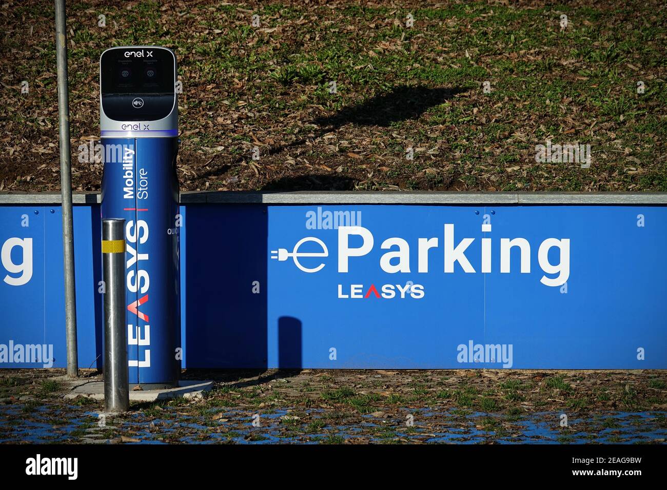 Ricarica elettrica logo immagini e fotografie stock ad alta risoluzione ...