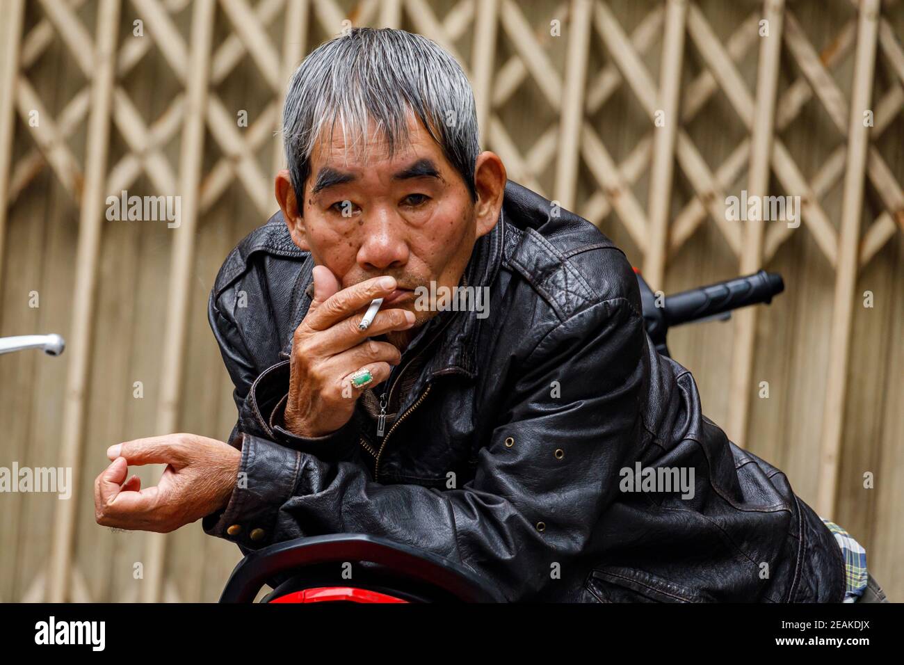 Persona fumatrice immagini e fotografie stock ad alta risoluzione - Alamy