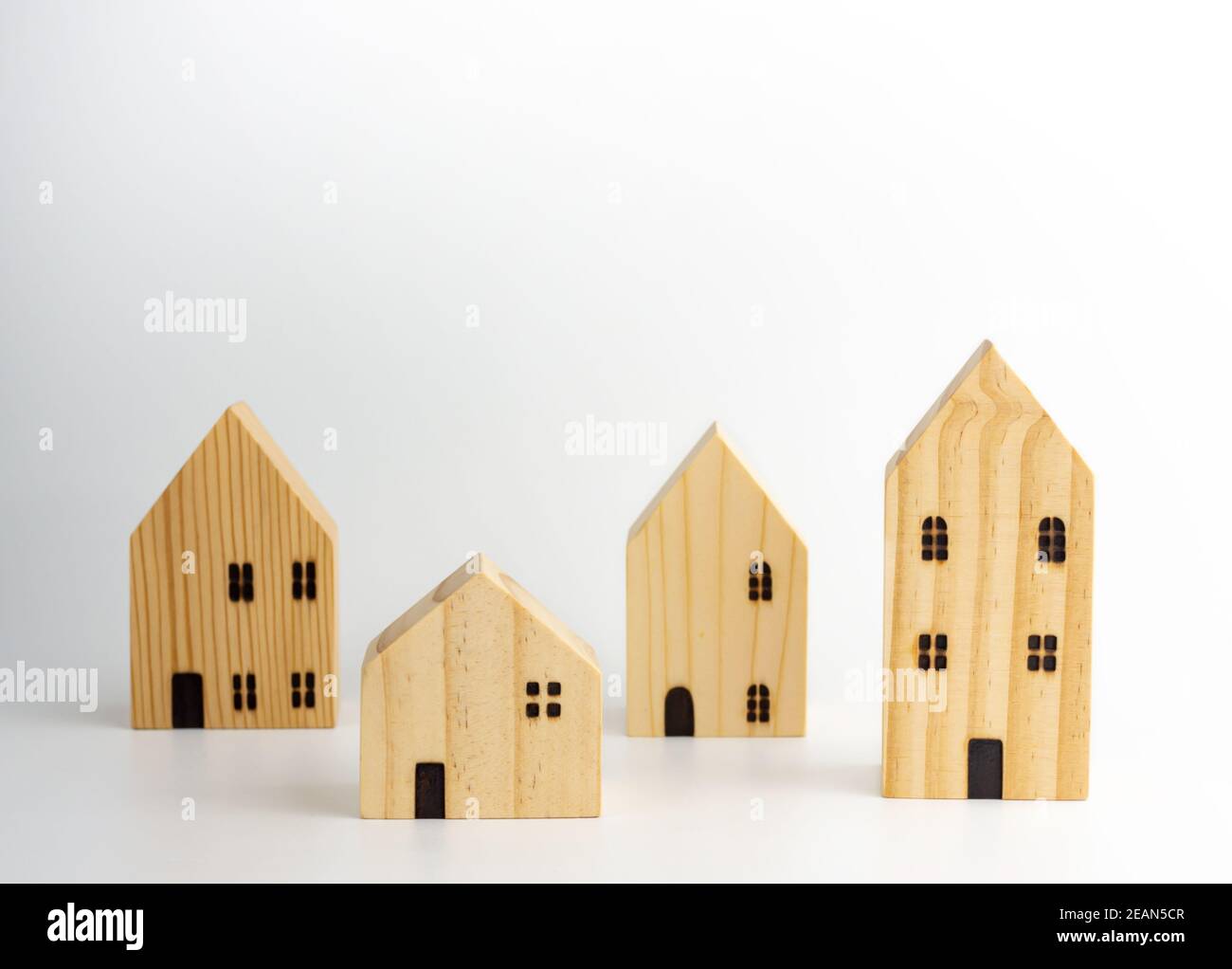 Case in miniatura in legno immagini e fotografie stock ad alta ...