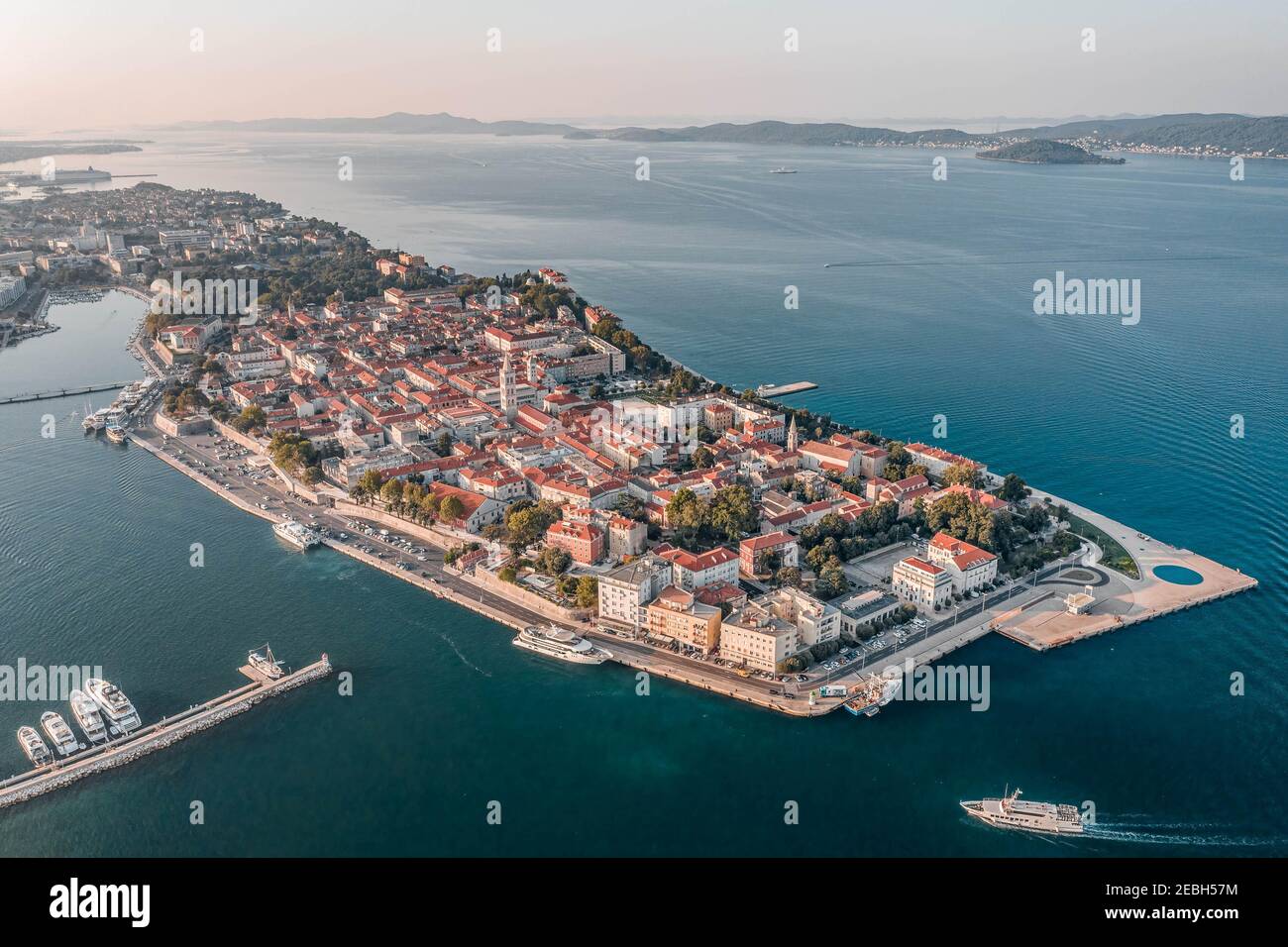Foto aerea di drone della vecchia penisola di Zara con mare Organo all ...