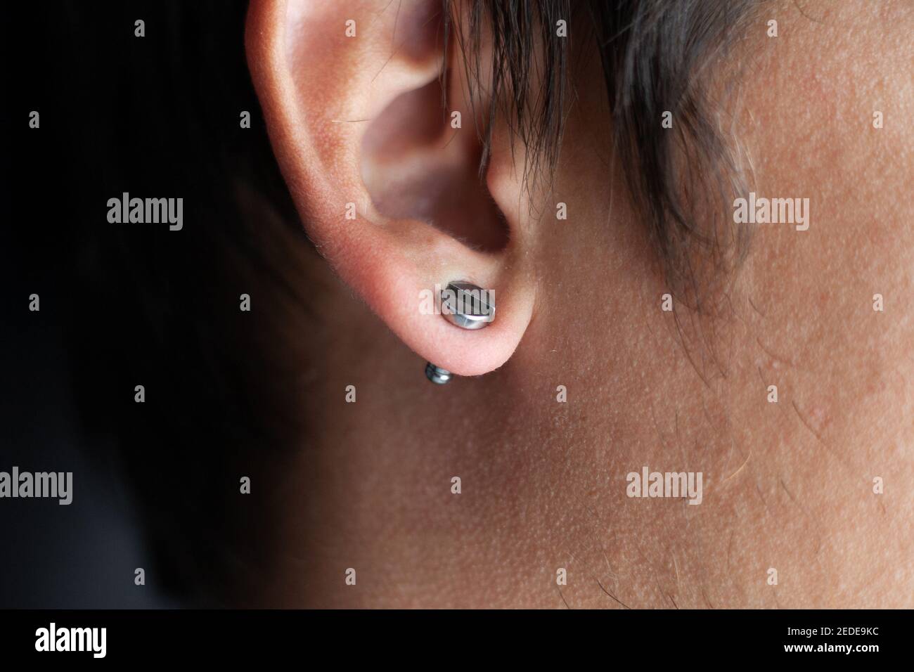 Piercing ombelico uomo immagini e fotografie stock ad alta risoluzione ...