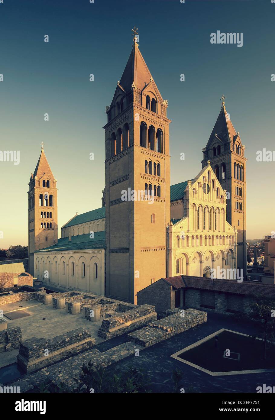 Esterno della cattedrale di pecs immagini e fotografie stock ad alta ...