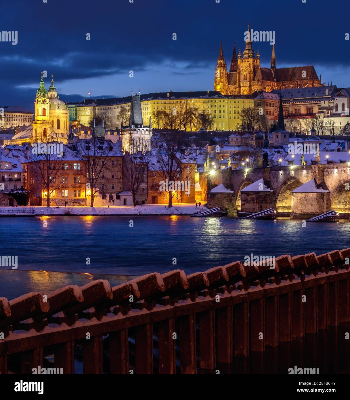 Ponte carlo di notte, praga immagini e fotografie stock ad alta ...
