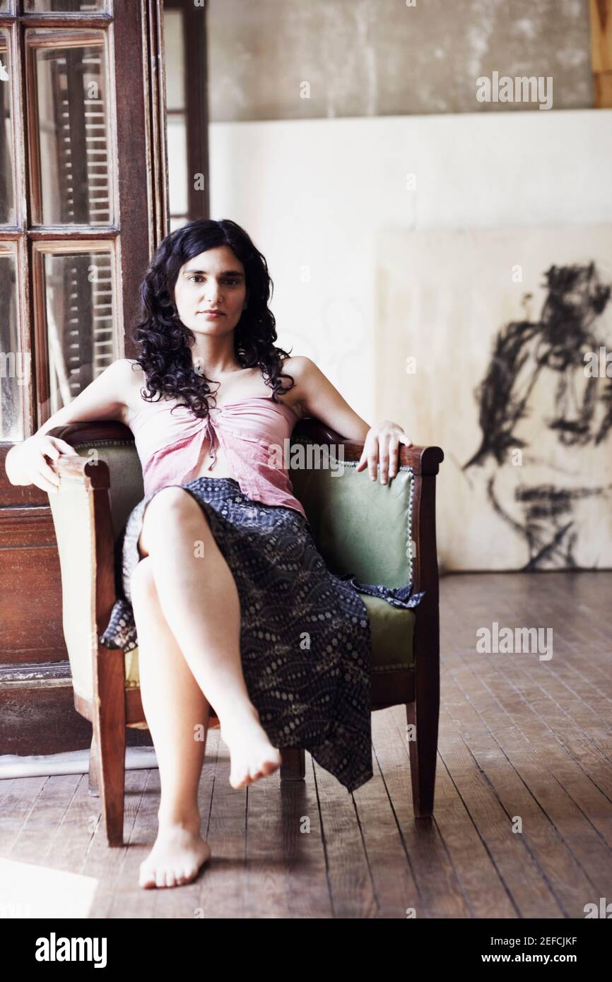 Donna gambe accavallate immagini e fotografie stock ad alta risoluzione - Alamy