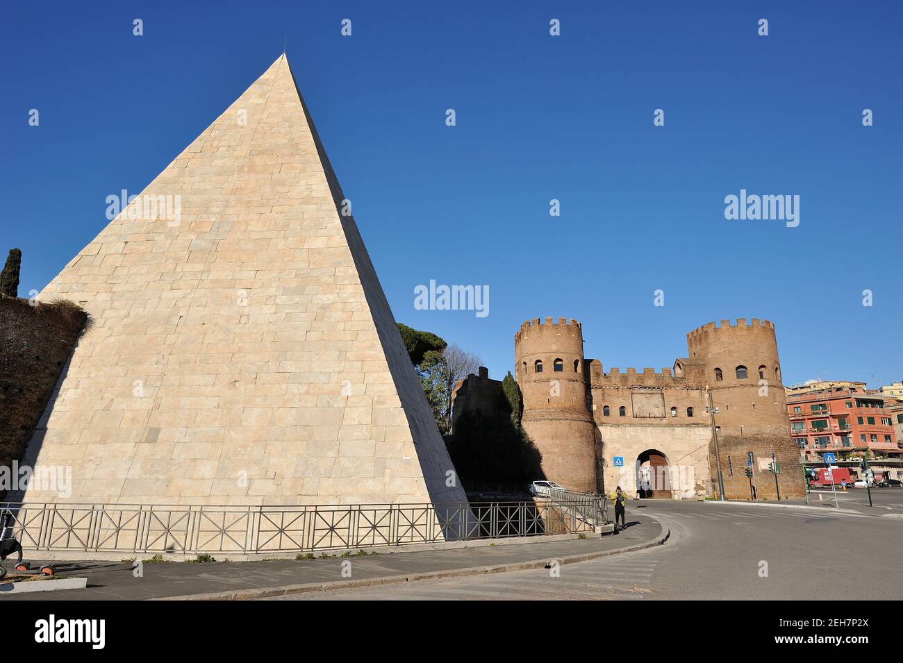 Piramide roma immagini e fotografie stock ad alta risoluzione - Alamy
