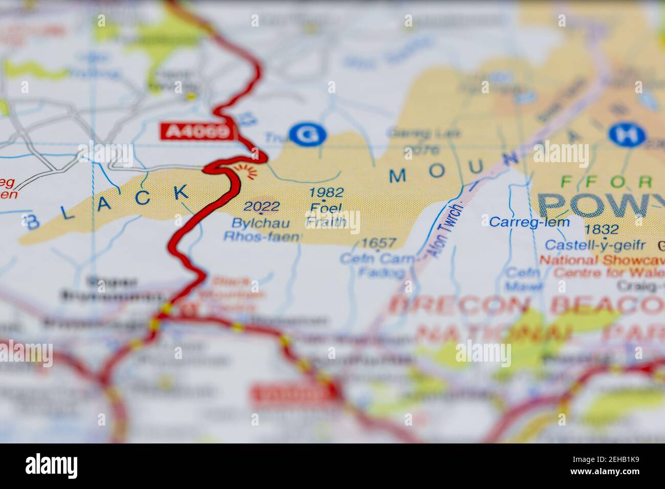 Le montagne nere e le aree circostanti mostrate su una strada mappa o ...