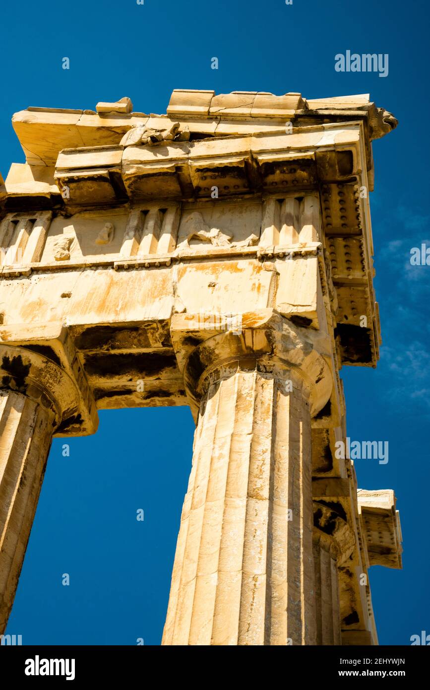 Il Partenone di Atene colonne scanalate e frontone a cavallo scultura ...