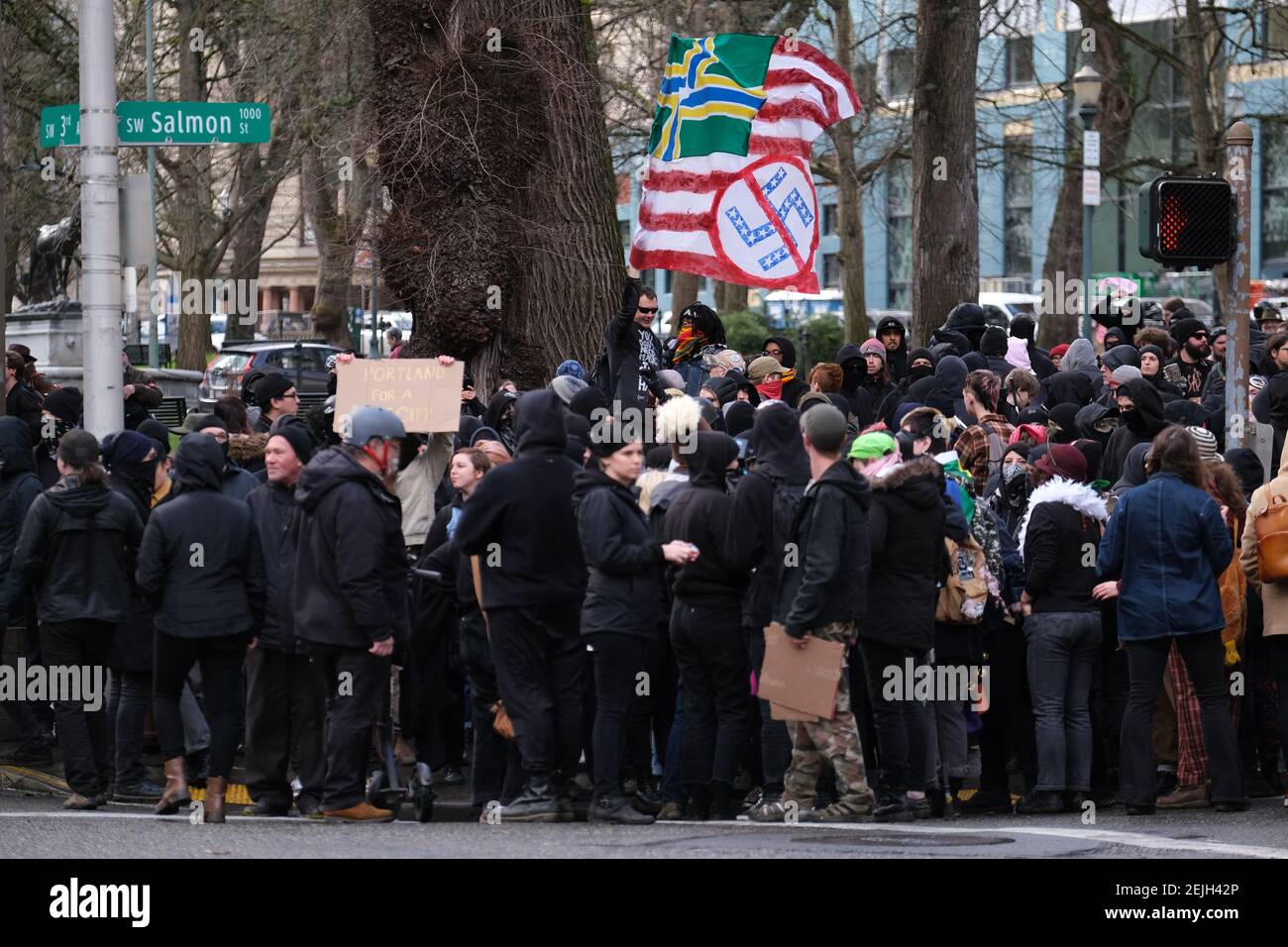 Gruppi antifascisti protestano a Lownsdale Square a Portland, Oreh., l ...