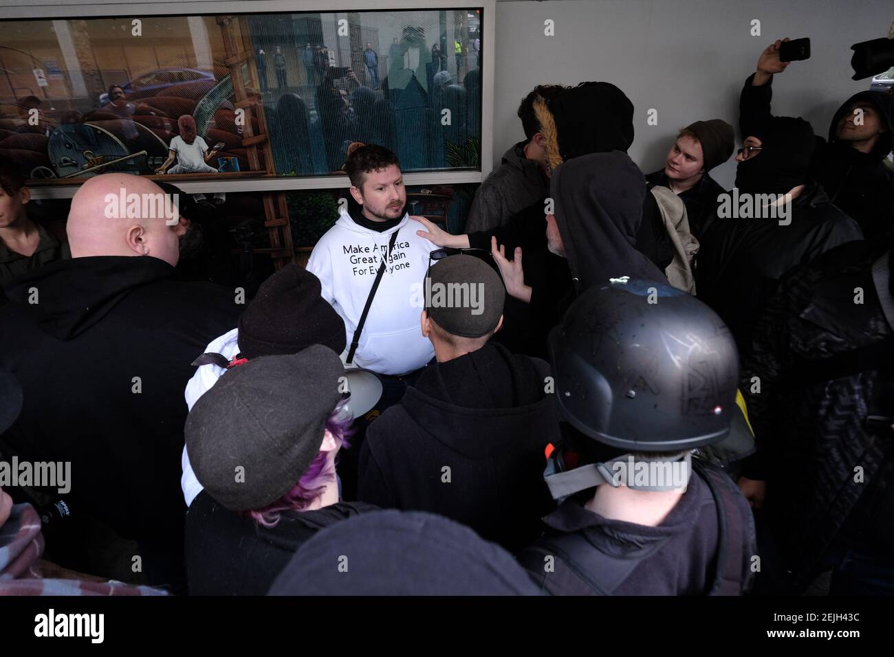 Gruppi antifascisti protestano a Lownsdale Square a Portland, Oreh., l ...