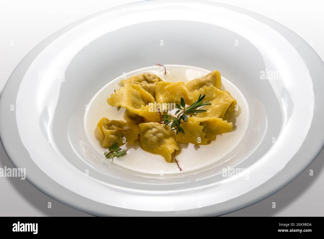 Tortellini in brodo immagini e fotografie stock ad alta risoluzione - Alamy