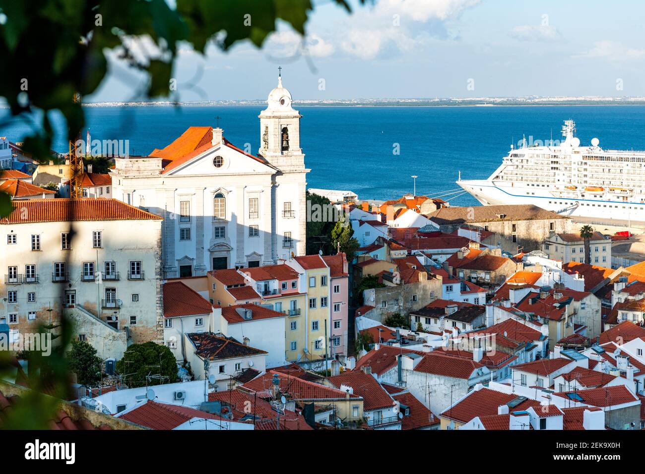 Alfama edifici fiume tago visto da miradouro de santa luzia immagini e ...