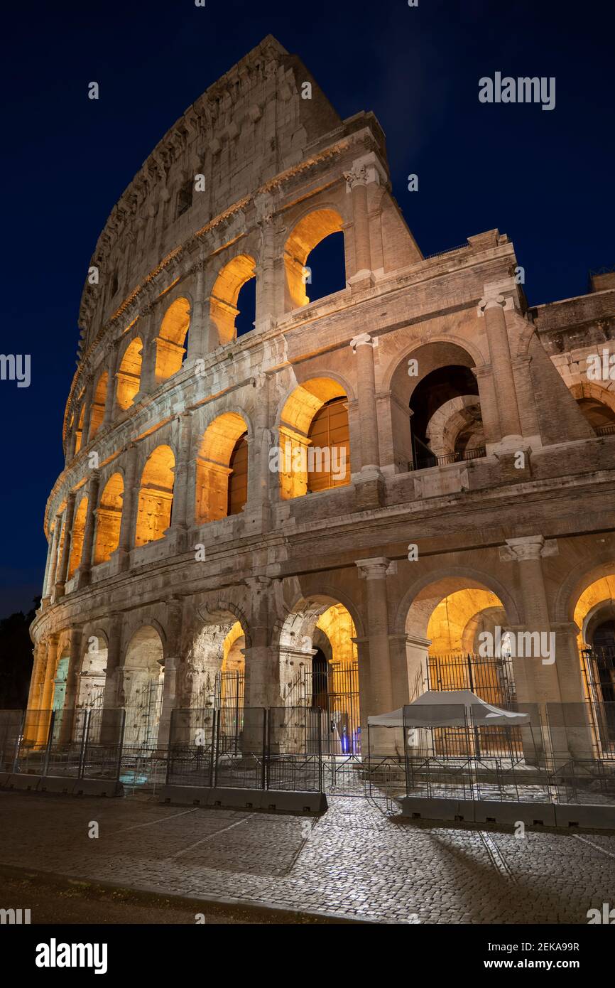 Colosseum rome colosseo vertical immagini e fotografie stock ad alta ...