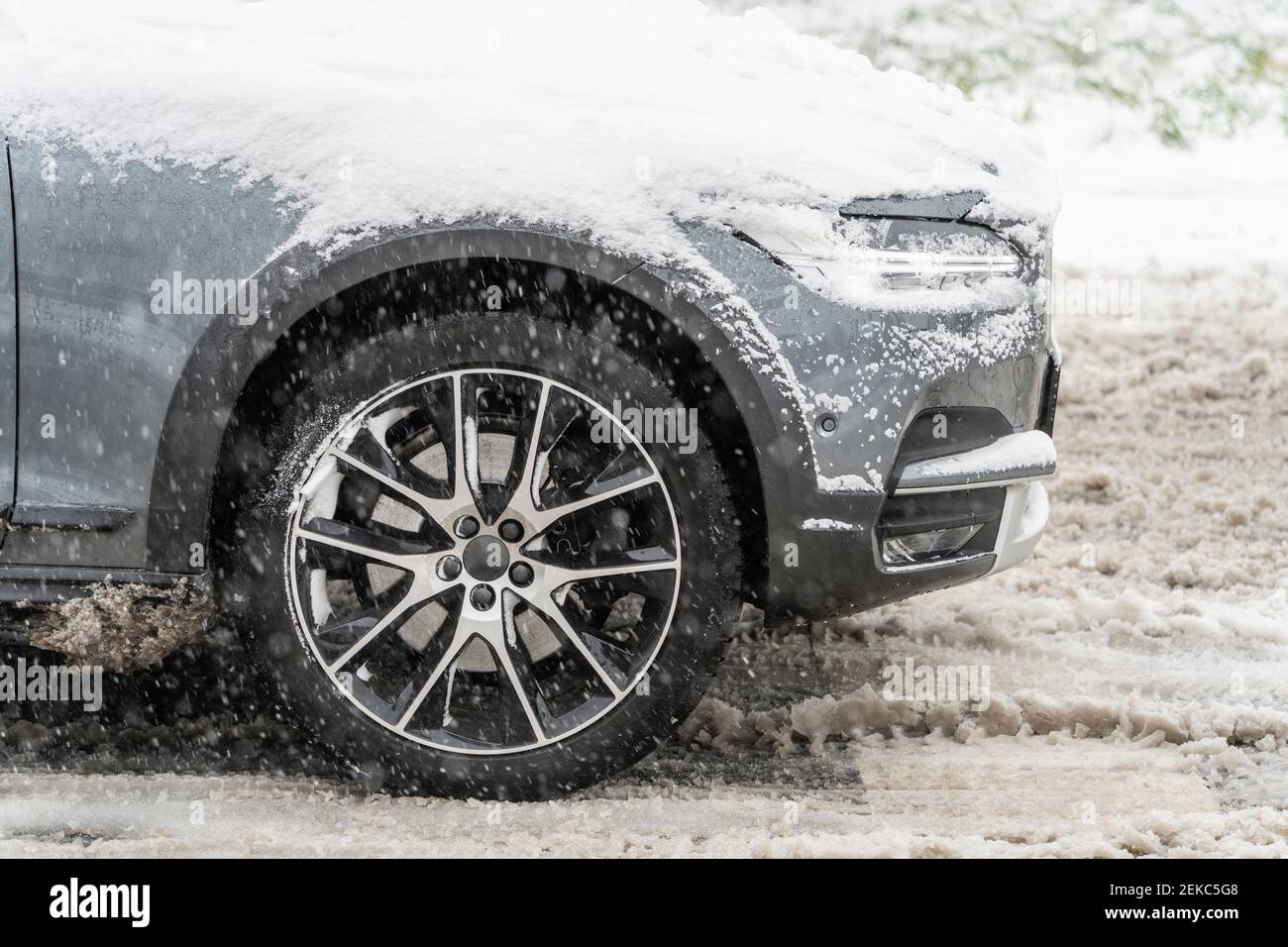 Auto guida su strada immagini e fotografie stock ad alta risoluzione ...