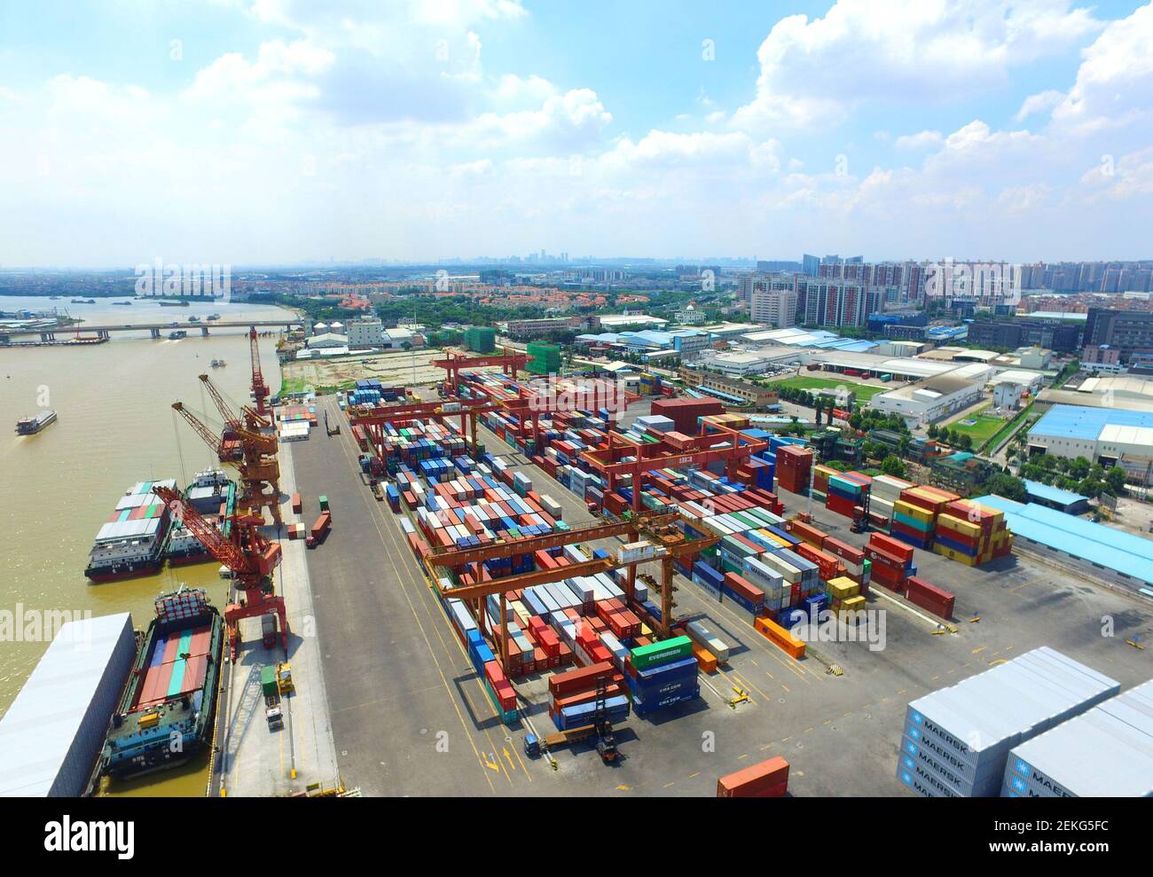 Una vista aerea di edifici, porti e l'area urbana della città di ...