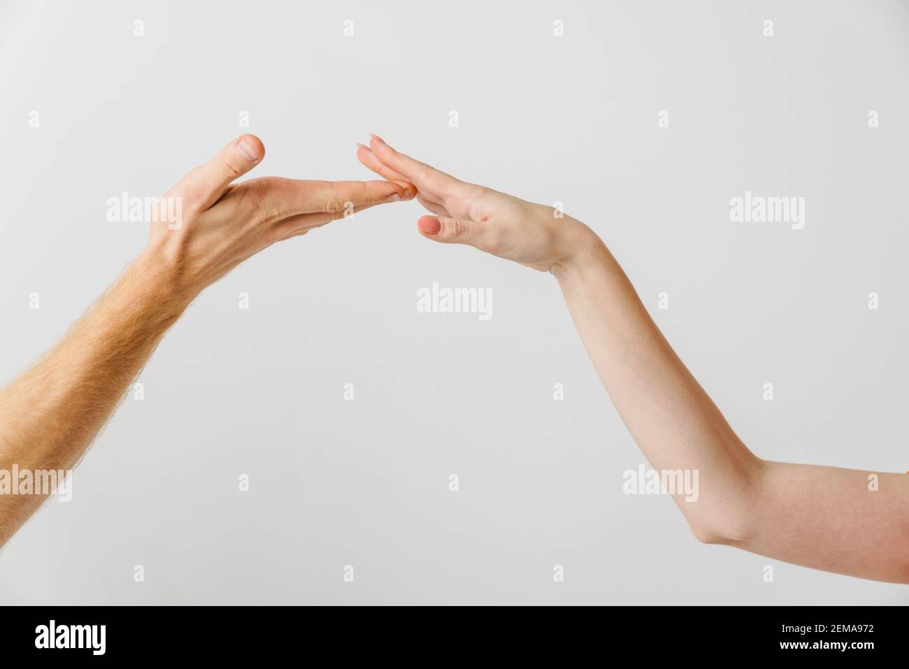 Due mani che raggiungono immagini e fotografie stock ad alta ...
