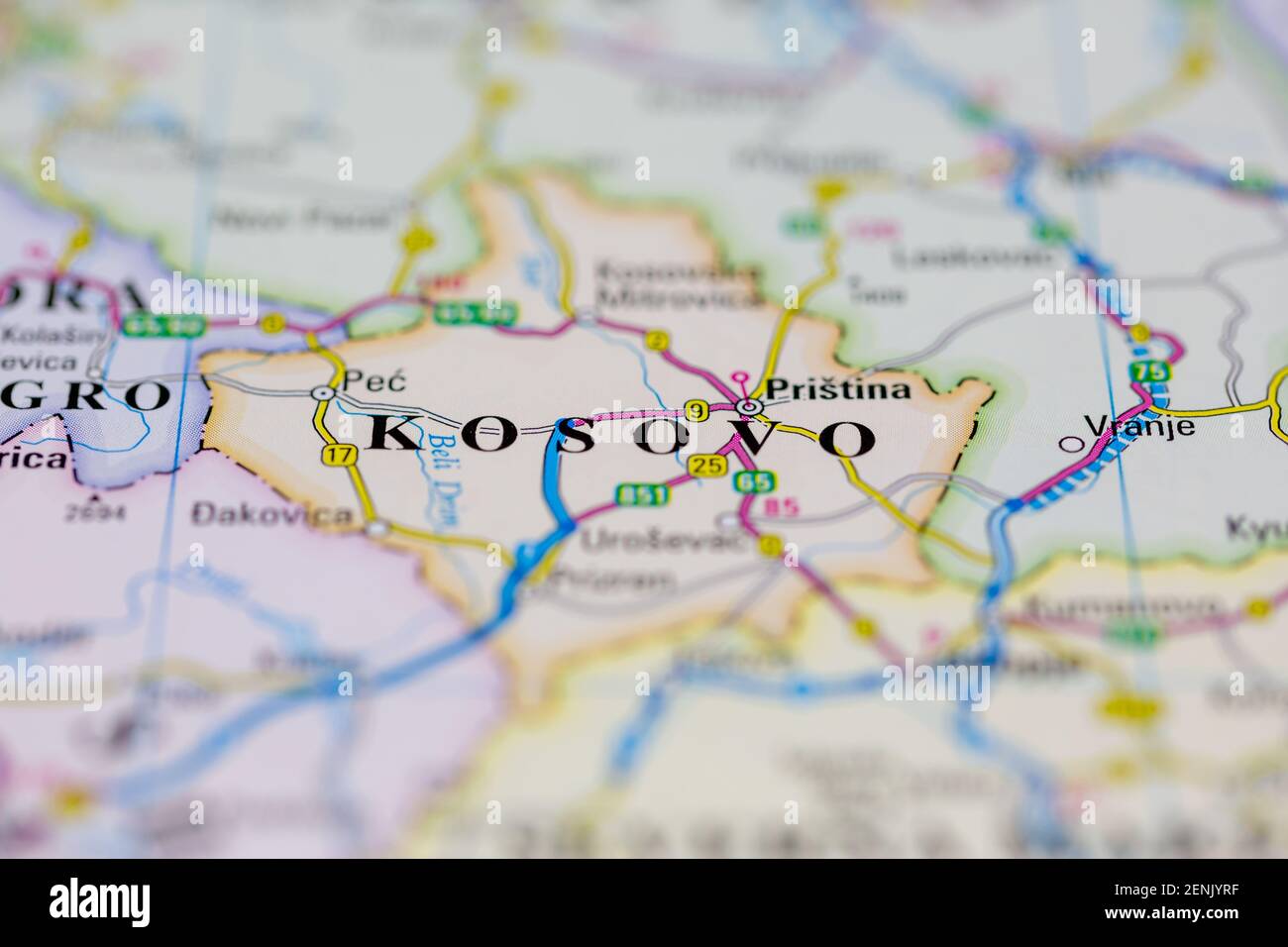 Il Kosovo è mostrato su una mappa stradale o su una mappa geografica Foto stock - Alamy