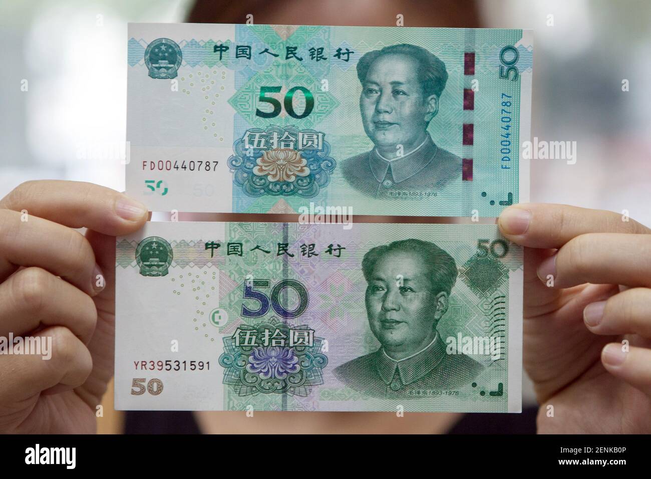 Un residente cinese mostra banconote da 50 yuan dell'edizione 2019, TOP ...