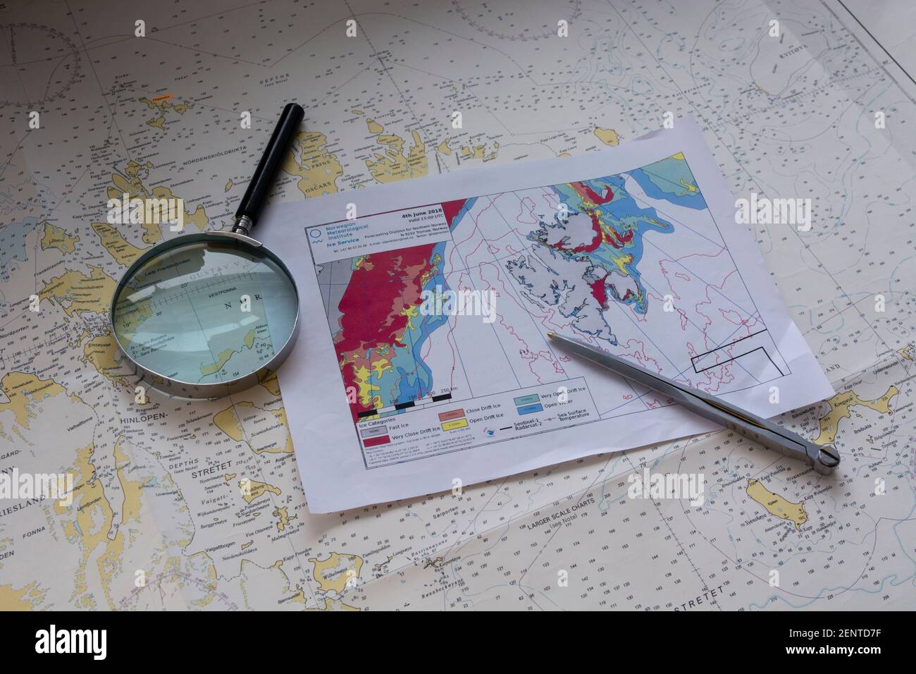 La mappa delle Isole Svalbard e l'estensione della calotta polare Foto ...