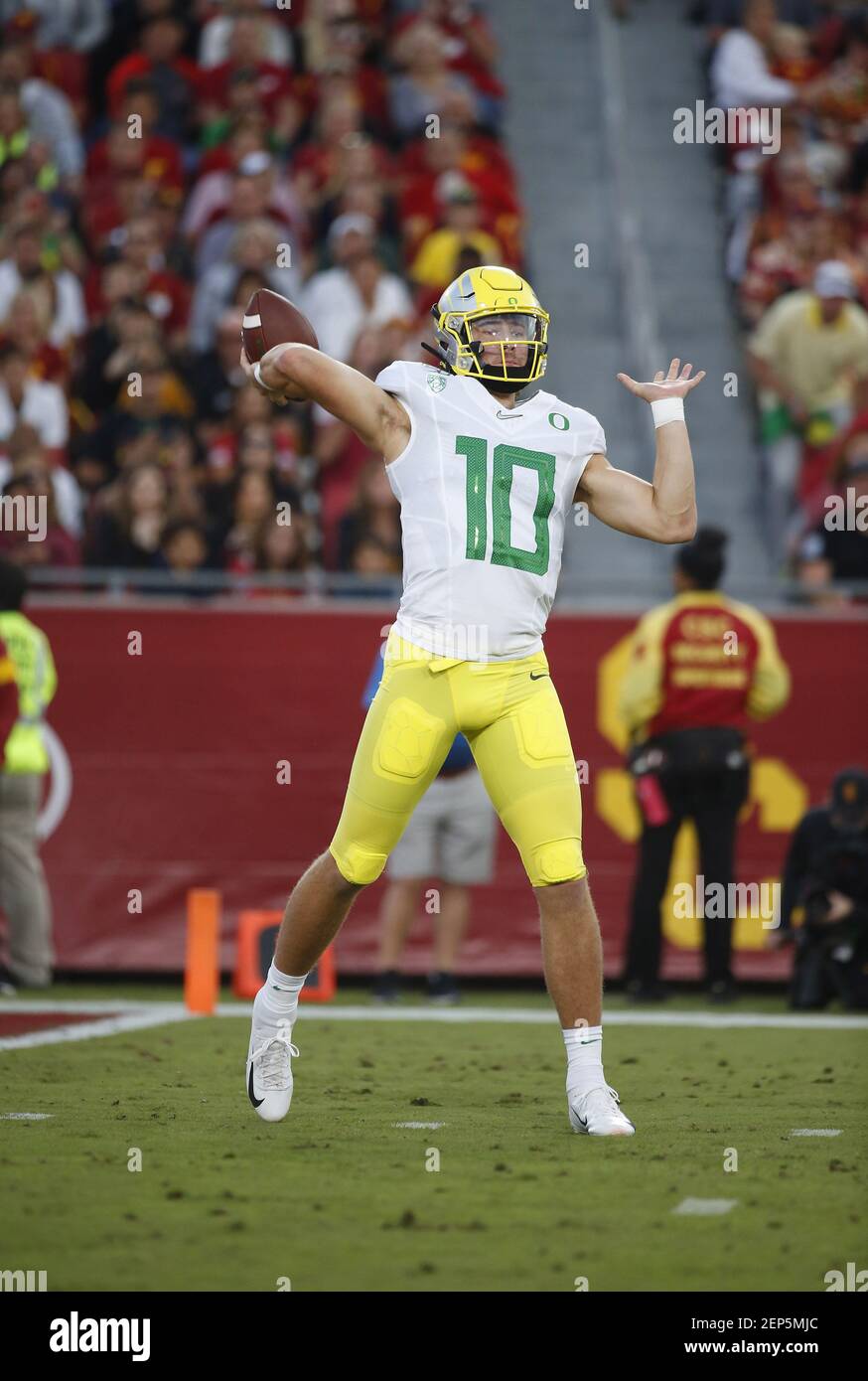 02 novembre 2019, il quarto di Oregon Ducks Justin Herbert (10) lancia ...