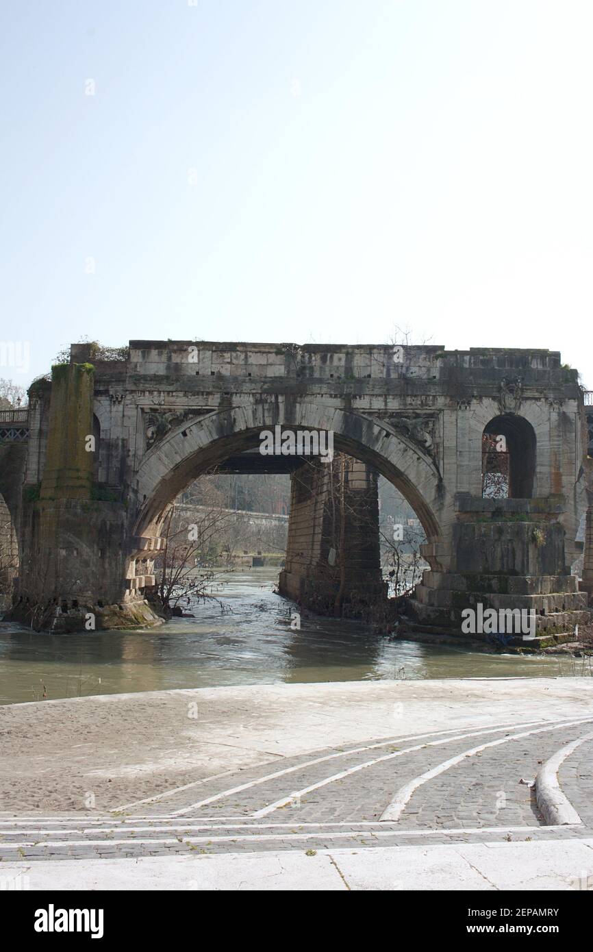 Ponte rotto broken bridge rome immagini e fotografie stock ad alta ...