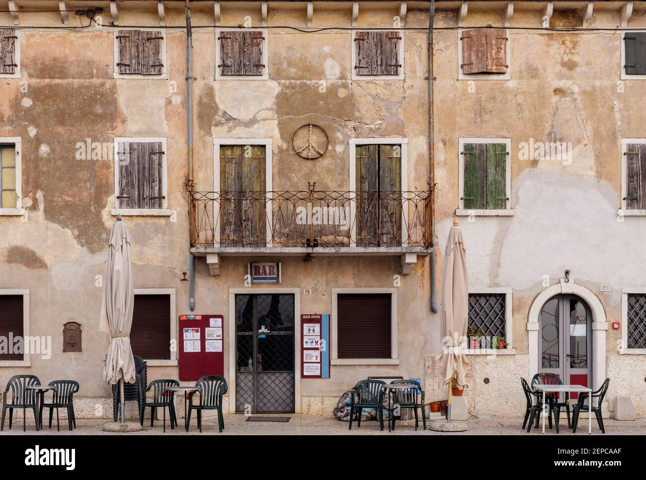 Edificio bianco e beige immagini e fotografie stock ad alta risoluzione - Alamy